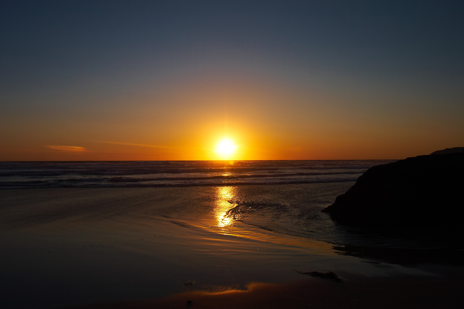 Sunset on the beach at Bedruthan Steps in Cornwall | Bedruthan Steps ...