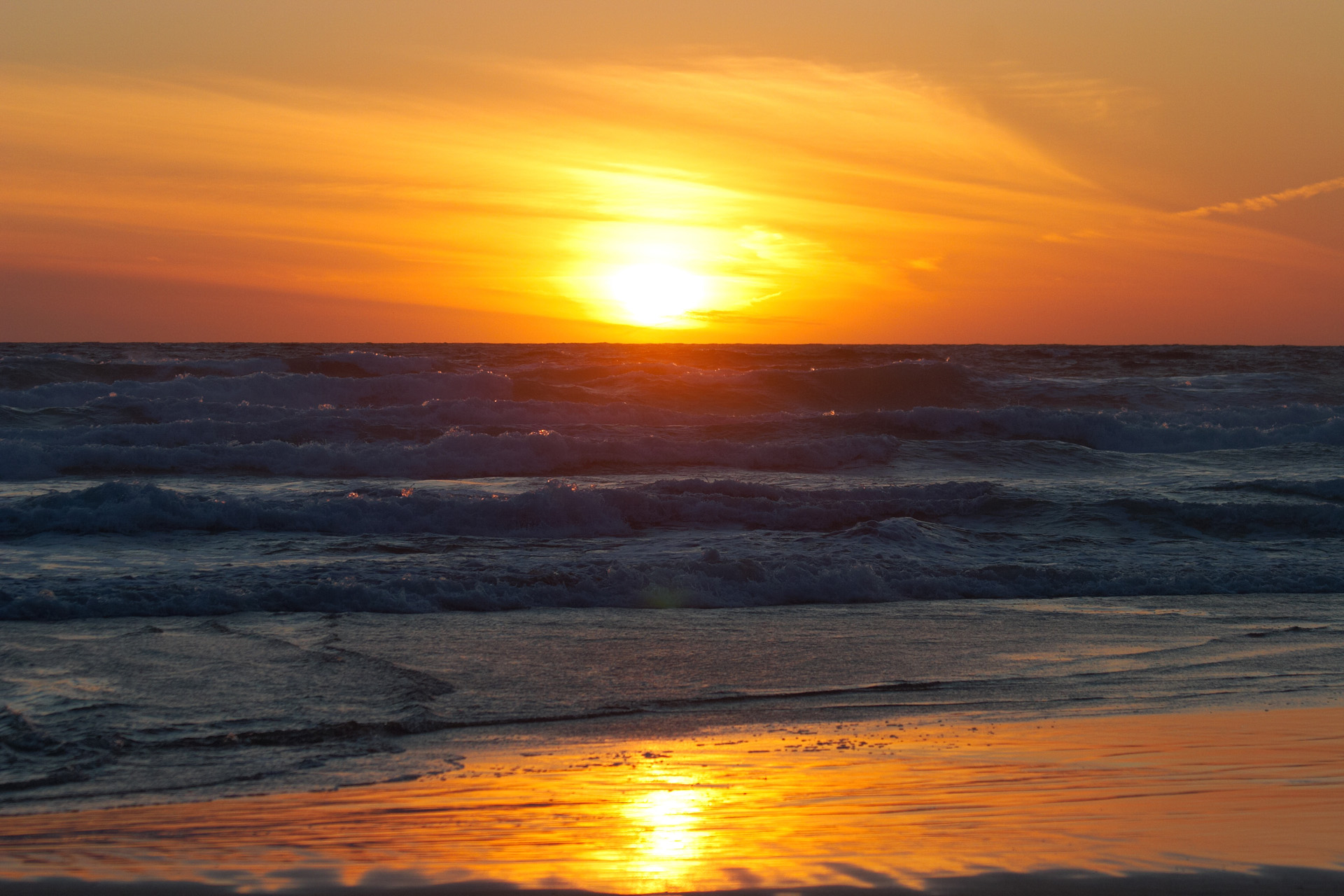 Sunset on the beach at Bedruthan Steps in Cornwall | Bedruthan Steps ...